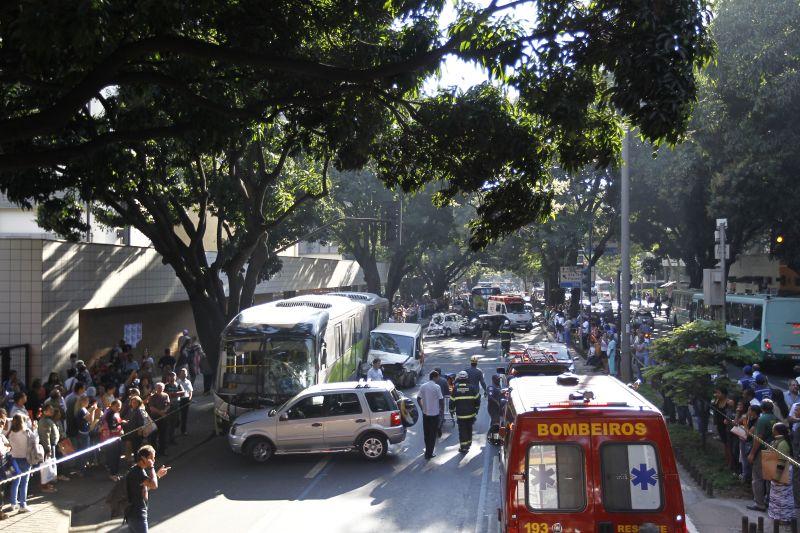 Motorista Do Move Passa Mal Ao Volante E Provoca Acidente Com 14
