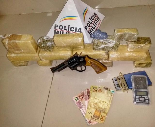Pai E Filho São Presos Por Tráfico De Drogas E Porte Ilegal De Arma No