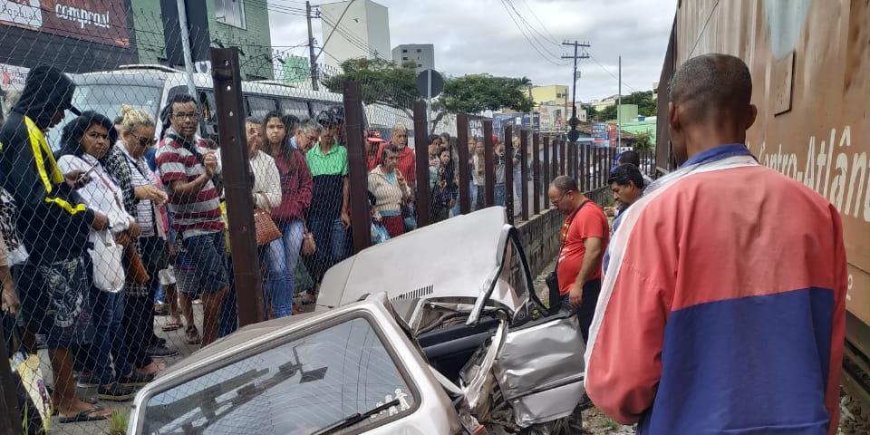 Carro Avança Linha Férrea E é Atingido Por Trem No Centro De Betim