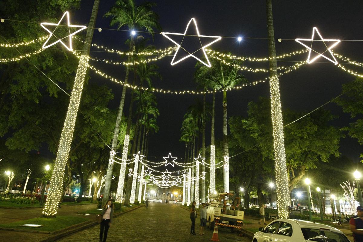 Iluminação De Natal Na Praça Da Liberdade é Ligada Por 10 Minutos Em