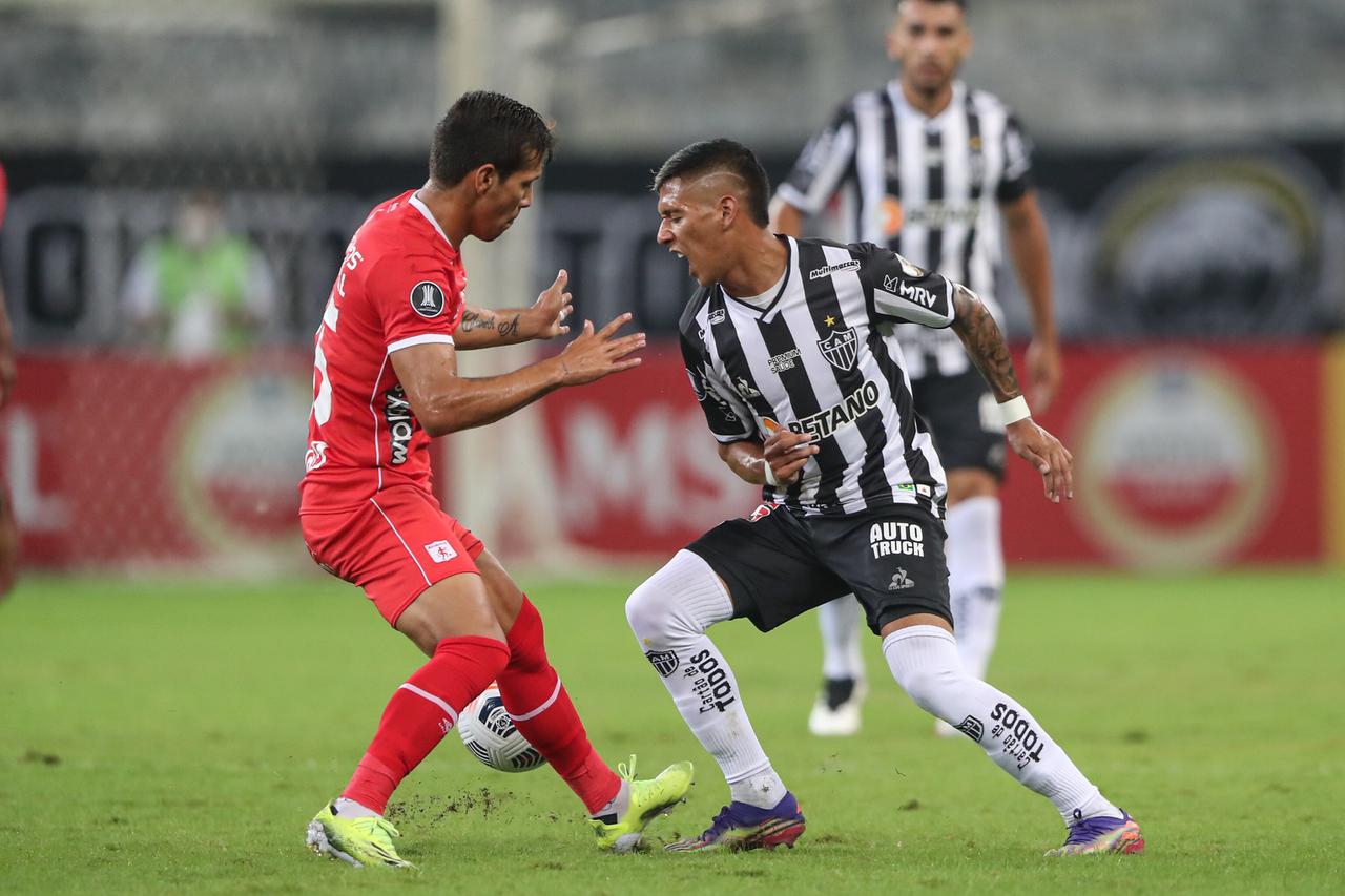 Meio Campo Zaracho Sofre Entorse No Tornozelo E Vira Dúvida Para Os