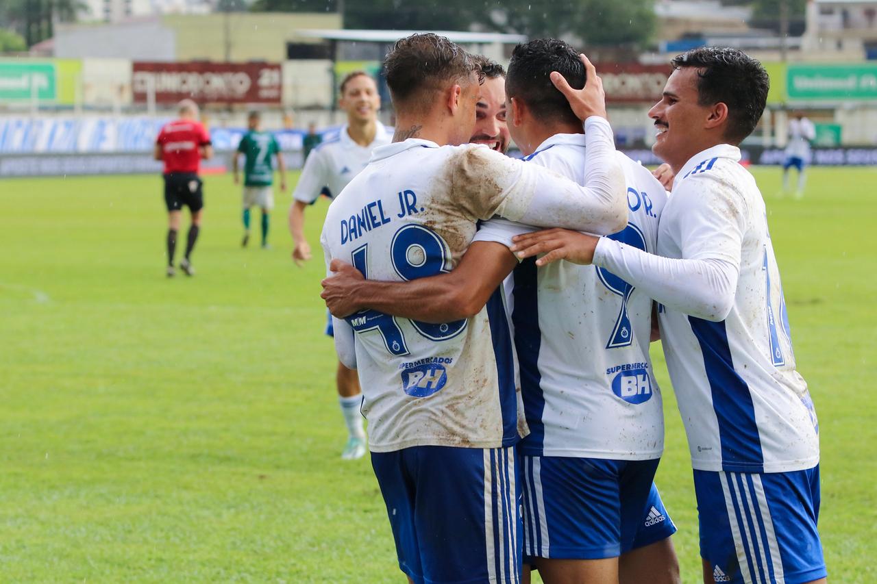 Cruzeiro vence a Caldense e vira líder do Grupo C do Mineiro Cruzeiro vence a Caldense e vira líder do Grupo C do Mineiro