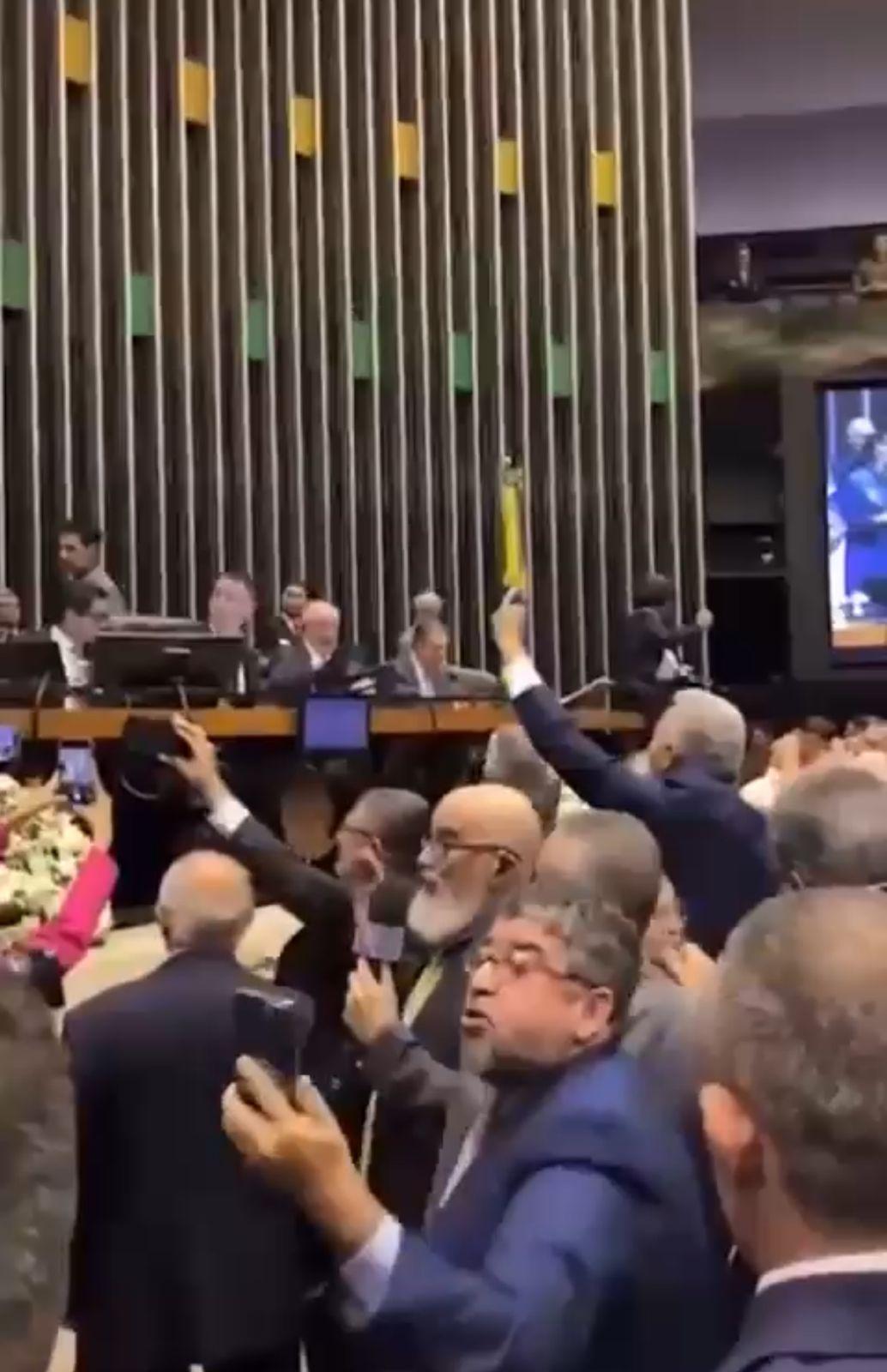 VÍdeo Deputado Xinga Nikolas E Dá Tapa Na Cara De Outro Parlamentar Na